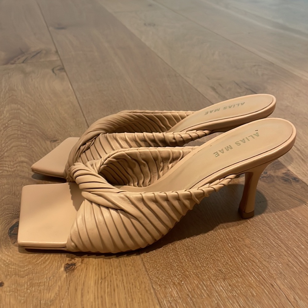 Alias Mae Lew Heel In Natural / Nude Leather - Gem